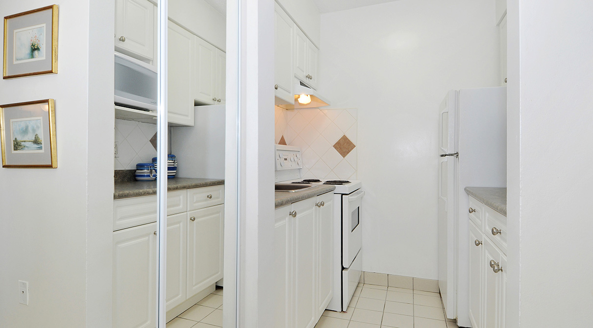 Hendry House Rental Apartments - Hollyburn Properties