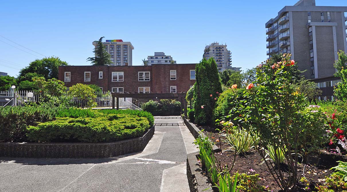 Hendry House Rental Apartments - Hollyburn Properties
