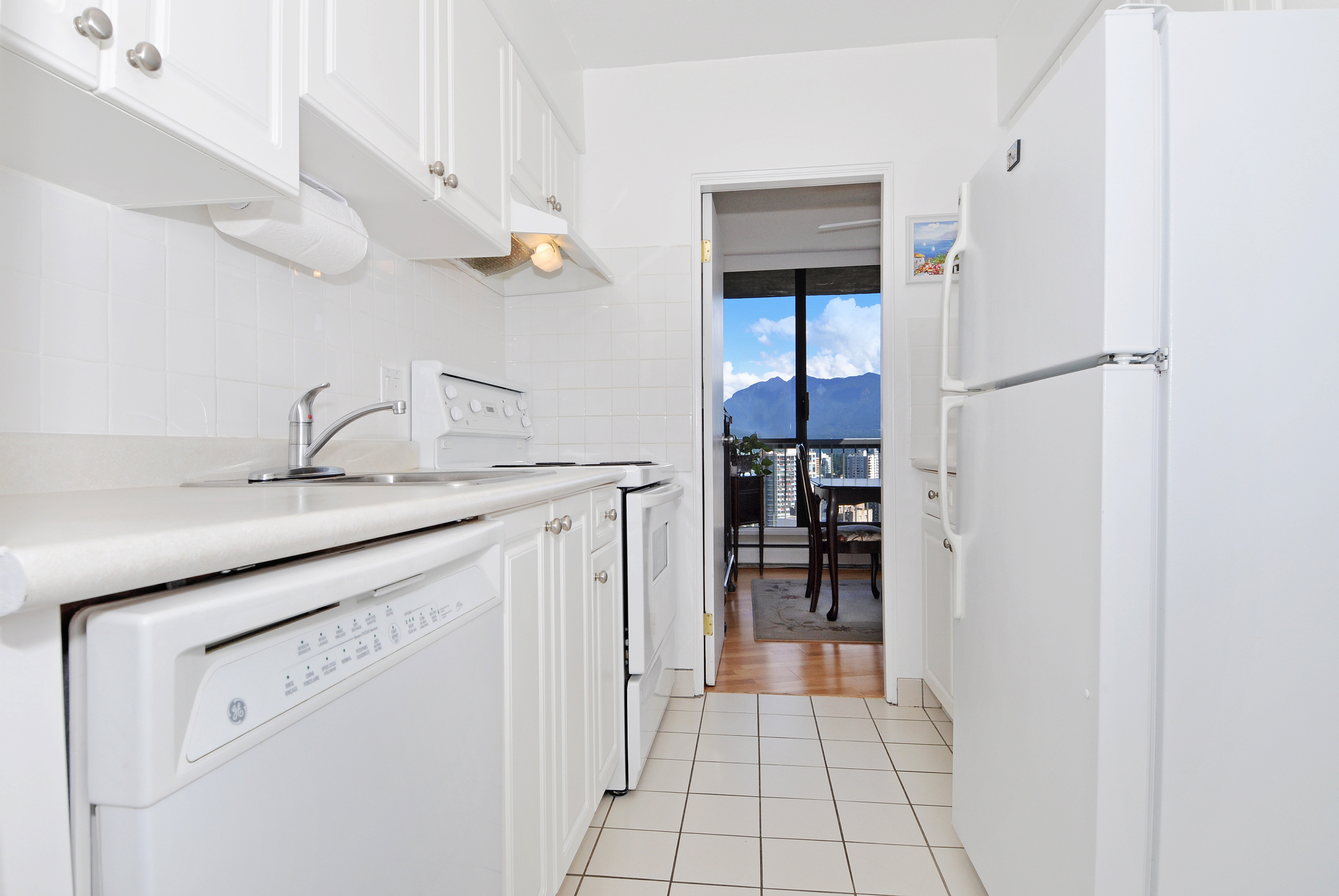 Hendry House - Apartment Rentals by Hollyburn Properties